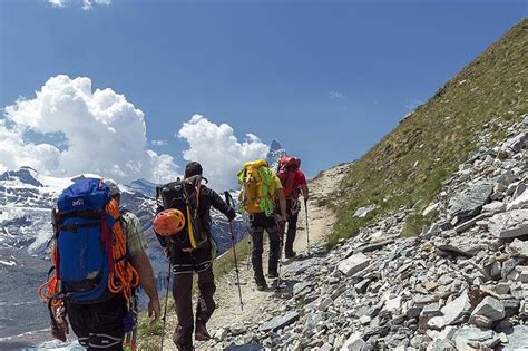 These Are The Must Do Day Hikes In The Swiss Alps Swiss Alps Swiss