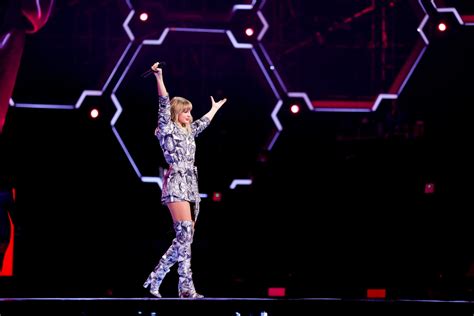 Taylor Swift Sexy On Stage Hot Celebs Home