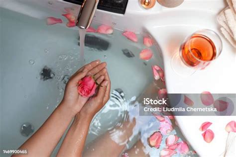 Wanita Memegang Bunga Mawar Saat Mandi Di Atas Pandangan Suasana