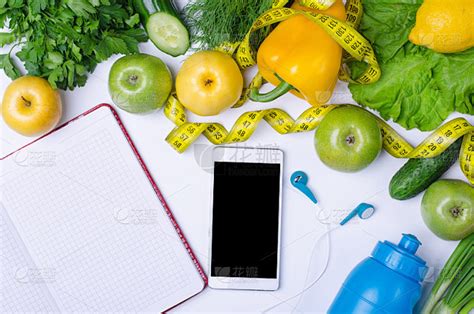 新鲜蔬菜水果摆在桌上，健康饮食理念。