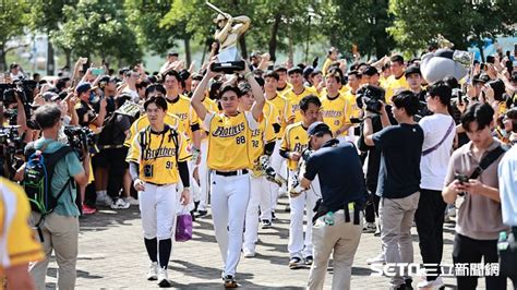 中職／兄弟奪冠榮耀台中街頭 球團估算大約15萬人參與遊行 運動 三立新聞網 Setn Com