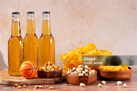 병에 담긴 맥주와 농구 공이 있는 나무 테이블에 간식 게임 밤 음식 농구 팀 스포츠에 대한 스톡 사진 및 기타 이미지 농구 팀 스포츠 농구공 맥주 Istock