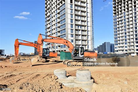 건설 현장에서 토목 공사에 굴삭기 기초 공사와 도로 건설에 백호 0명에 대한 스톡 사진 및 기타 이미지 0명 개발 건설 기계류 Istock