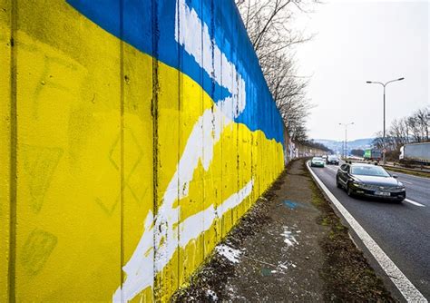В Чехии неизвестный нарисовал букву «Z» поверх украинского флага - vinegret