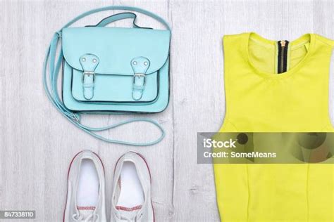 빛 녹색 블라우스 흰색 운동 화와 핸드백입니다 세련 된 개념입니다 나무 배경입니다 T 셔츠에 대한 스톡 사진 및 기타 이미지 T 셔츠 개념 개체 그룹 Istock