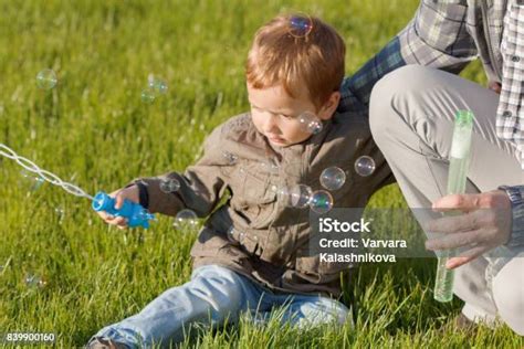 잔디와 만드는 아름 다운 비누 거품에 앉아 그의 아빠와 아이 2명에 대한 스톡 사진 및 기타 이미지 2명 가족 귀여운 Istock