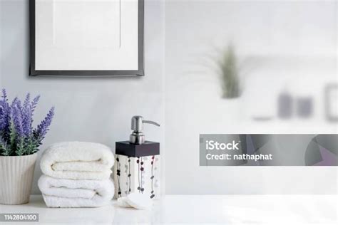 화이트 룸에 흰색 테이블에 액체 비누 병 및 실내 식물 이랑 목욕 수건 바 카운터에 대한 스톡 사진 및 기타 이미지 바