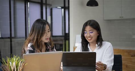 현대 사무실에서 새로운 시작 프로젝트와 함께 일하는 두 명의 젊은 디자이너 사진 Unsplash의 태국 이미지