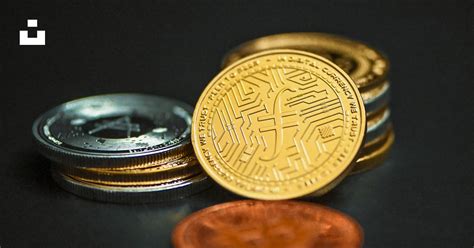 테이블 위에 놓인 동전 더미 사진 Unsplash의 무료 동전 이미지