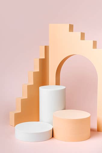 다양한 기하학적 형태와 제품 프리젠 테이션을위한 파스텔 색상의 연단이있는 추상적 인 배경 화장품을 보여주는 연단 강단에 대한 스톡 사진 및 기타 이미지 Istock
