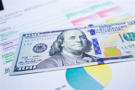 차트 그래프 스프레드 시트 용지에 미국 달러와 유로 지폐 돈 금융 개발 은행 계좌 통계 투자 분석 연구 데이터 경제 거래 사무실