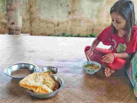 ဆားလင်းကြီးရှိ စစ်ဘေးရှောင်ပြည်သူများကို အစားအသောက်များ ကျွေးမွေးလှူဒါန်း Khit Thit Media