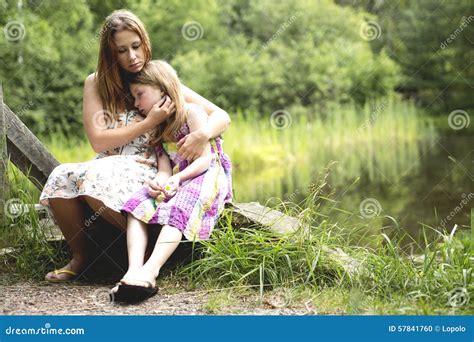 Moeder En Dochter In Bos Samen Stock Foto Image Of Gebladerte Zorg 57841760