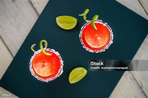 수 박 마가리타 플랫 스타일 쉬운 메뉴 음료 여름 음료 및 칵테일에 대 한 누워 0명에 대한 스톡 사진 및 기타 이미지 0명