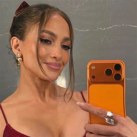 Jennifer Lopezs Fans Had The Best Response To Noticing A Sign Her