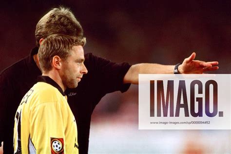 Trainer Skibbe Wechselt Thomas Häßler Bvb Ein Der Mit Eisiger Miene Seinen Anweisungen Lauscht