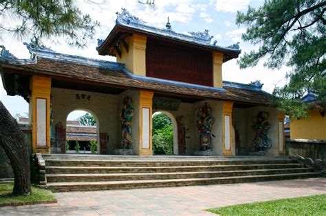 Premium Photo Gate Inside Of The Pagoda Of The Celestial Lady In Hue