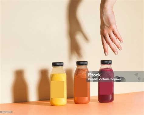 페트병에 담긴 과일과 베리 스무디 모듬 스무디 병에 손을 뻗는다 해독 마실 것에 대한 스톡 사진 및 기타 이미지 마실 것 시식 주스 Istock