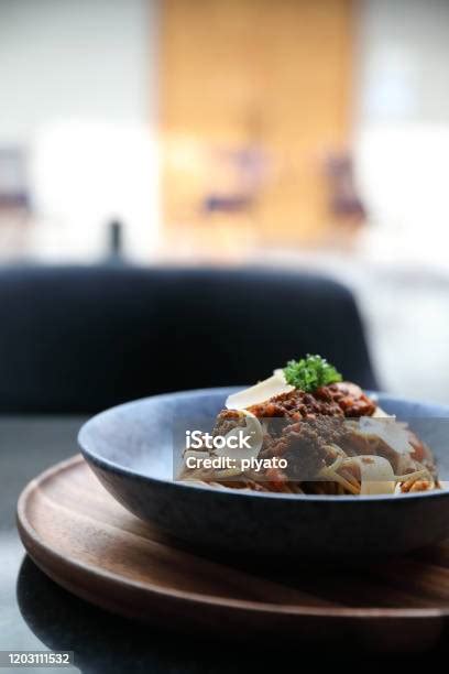 다진 쇠고기와 토마토 소스를 곁들인 스파게티 볼로네즈와 파마산 치즈와 바질 이탈리아 음식 가루로 빻은에 대한 스톡 사진 및 기타