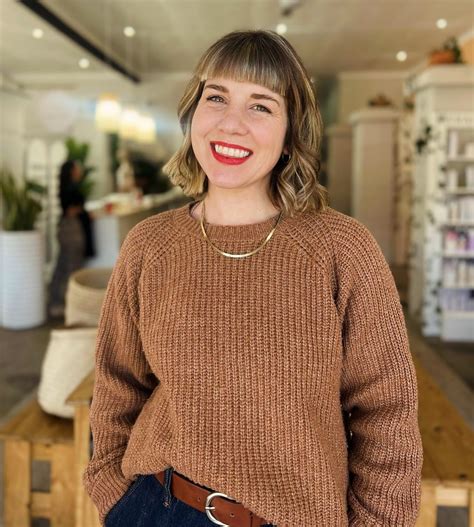 25 Short Hairstyles With Bangs That Actually Look Good Creativebooster