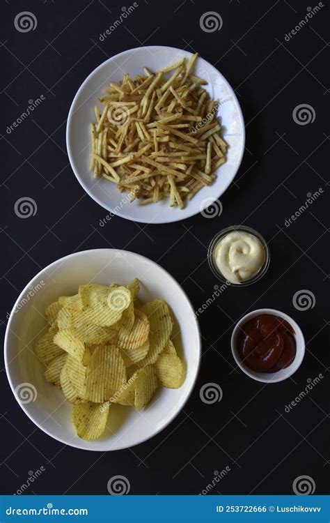 Batatas Fritas Deliciosas Com Molhos Em Fundo Preto Aperitivo De