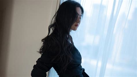 刘亦菲闭眼侧脸照片高清图