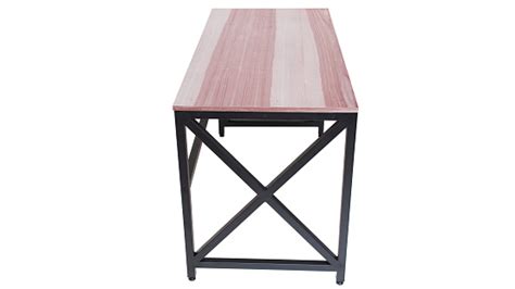 검은 금속 파이프와 나무 꼭대기로 만든 로프트 스타일의 테이블 사무용 가구 금속 프레임과 나무 꼭대기가있는 테이블 로프트 스타일의 현대적인 가구 흰색 배경에 고립 된 가구