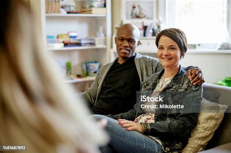 인종 간 커플 심리학 대화 및 지원이 있는 행복한 상담 및 치료사 소파 심리학자 상담 및 사람들과의 라운지 소파와 결혼과 보살핌의 행복 25 29세에 대한 스톡 사진 및