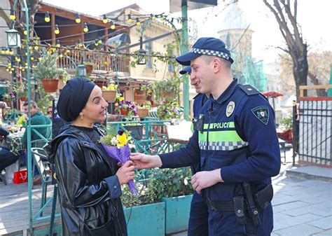 პატრულის თანამშრომლებმა ქალებს 8 მარტი მიულოცეს ფოტოები Ambebi Ge