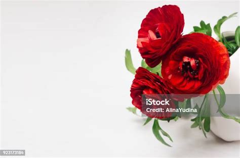 깊은 붉은 꽃 꽃다발 꽃병 흰색 나무 배경 복사 공간에 축제 여름 배경 막입니다 3가지 개체에 대한 스톡 사진 및 기타 이미지 3가지 개체 가벼운 개체 그룹 Istock