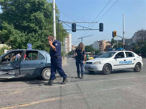 ПЪРВО В ПИК Тежка катастрофа в София две коли се сблъскаха на ключово кръстовище СНИМКИ