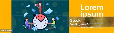 시계 마감일 소녀 확성기 문자 디자인 작업 및 애니메이션 전체 길이 복사본 공간 배너에 대 한 사무실 책상 개념 협력 개최 경영자에 대한 스톡 벡터 아트 및 기타 이미지