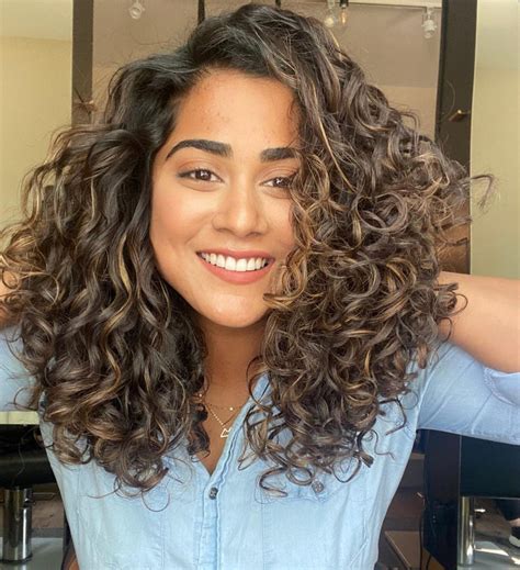 Face Framing Layers With Side Part Are The Secret To Mega Volume