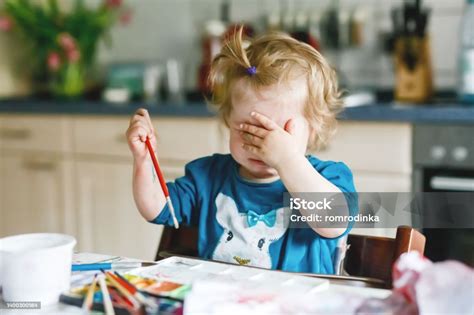 종이에 수채화로 그림을 그리는 귀여운 행복한 어린 소녀 어린 아이들을위한 다양한 기술 창조적 인 여가 및 활동을 배우는 아기 아이 가정 생활에 대한 스톡 사진 및 기타