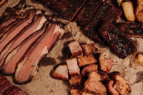 소시지와 스테이크 조각이 그 위에 배열된 구겨진 종이의 이미지를 닫습니다 갈비 음식에 대한 스톡 사진 및 기타 이미지 갈비 음식 감자 요리 감자튀김 Istock