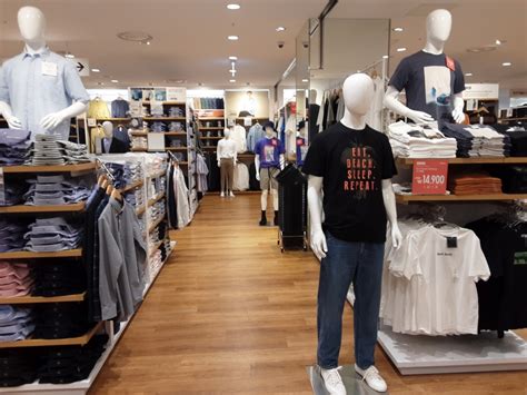 유니클로 롯데몰진주 쇼핑 정보와 주변 관광 명소 및 근처 맛집 여행 정보