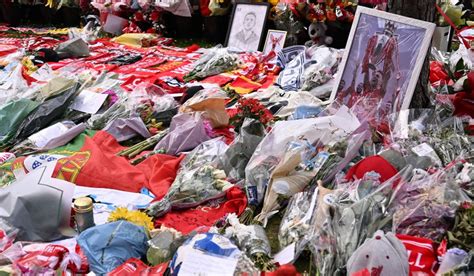 รวมรูปภาพของ ประมวลภาพเหล่านักเตะ ลิเวอร์พูล ร่วมอาลัย โชตา พร้อมครอบครัวที่แอนฟิลด์ รูปที่ 7