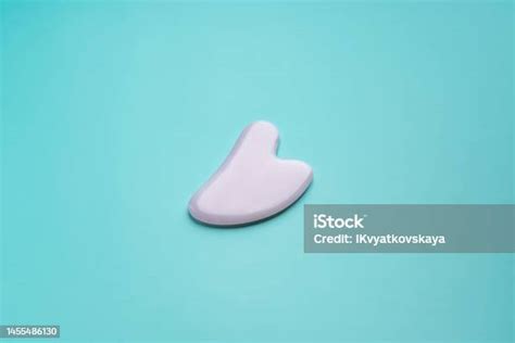 얼굴 옥 마사지 더마 괄사 돌 Scraapper 녹색 배경에 가정의 일상을 위한 뷰티 케어 노화 방지 도구 미니멀리즘 복사 공간이있는 모형 0명에 대한 스톡 사진 및 기타