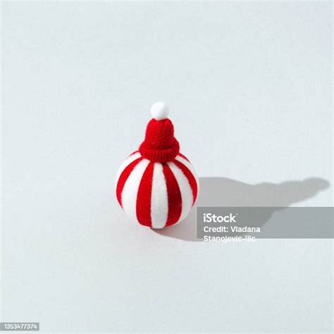 밝은 회색 배경에 빨간색 폼폼 캡이있는 줄무늬 빨간색과 흰색 크리스마스 공 0명에 대한 스톡 사진 및 기타 이미지 0명 12월 개념 Istock