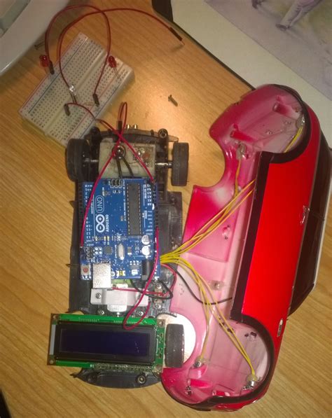 auto telecomandata con un telefono cellulare costruito con arduino