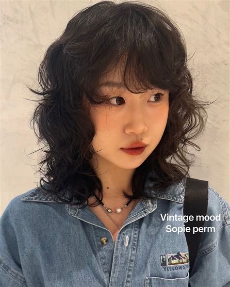 가라앉는 볼륨을 채워 넣고 동그란 얼굴형을 보완할 층을 넣어서 무드를 디자인 했어요 매력적인 포인트는 얼굴을 감싸고 자유분방하게 뻗치는 컬이 아닐까 싶습니다 내 얼굴의