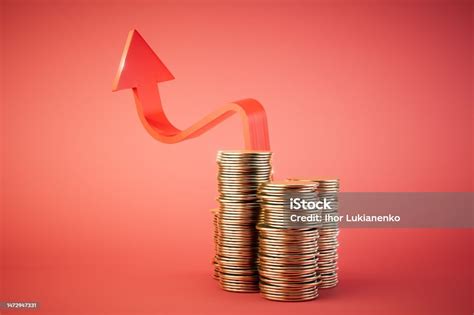 빨간색 위쪽 화살표와 빨간색 배경에 격리된 금화 더미 3d 렌더링 가격에 대한 스톡 사진 및 기타 이미지 가격 개념 개념과 주제 Istock