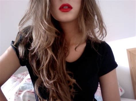 Фото Девушка с красной помадой