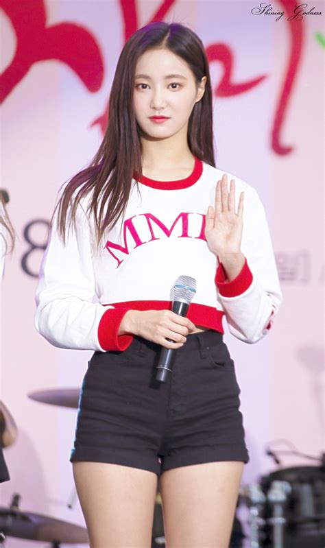 Yeonwoo 연우 kpopgirlgroup momoland yeonwoo outfit cropandshort stage boomboom 모모랜드 연우
