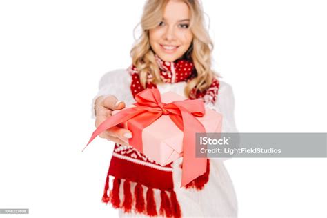 스카프와 모자 선물 상자를 들고 카메라 흰색 절연에 웃 고 행복 한 젊은 여자 미소에 대한 스톡 사진 및 기타 이미지 미소 스카프 여자 Istock