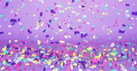 보라색 배경에 떨어지는 화려한 색종이 축하 배경 3d 렌더링 사진 Unsplash의 멀티 컬러 이미지