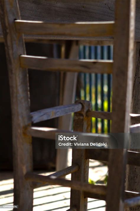 그리스 마을의 전통 가옥 발코니에있는 전통적인 나무 의자가 손상되었습니다 0명에 대한 스톡 사진 및 기타 이미지 0명 고풍