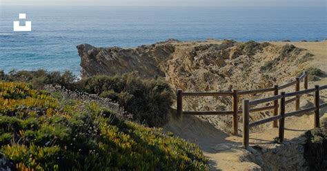 바다를 조망할 수 있는 해변으로 이어지는 나무 산책로 사진 Unsplash의 무료 포르투 코보 Porto Covo 이미지