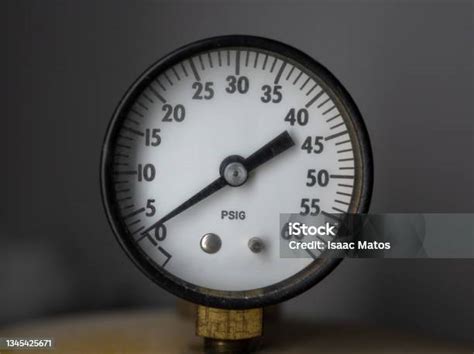 Psi 밸브 평방 인치 당 파운드 Psig 카운터 가스 또는 액체의 압력을 측정하는 공압 장비 전면 보기 계기판 측정기에 대한 스톡 사진 및 기타 이미지 Istock