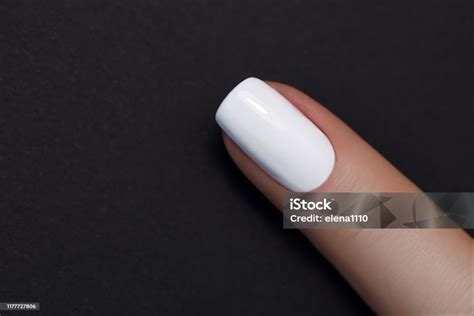 매니큐어와 흰색 손가락 네일 포인트 고립 된 배경 손톱을 그리기 0명에 대한 스톡 사진 및 기타 이미지 0명 네일 살롱